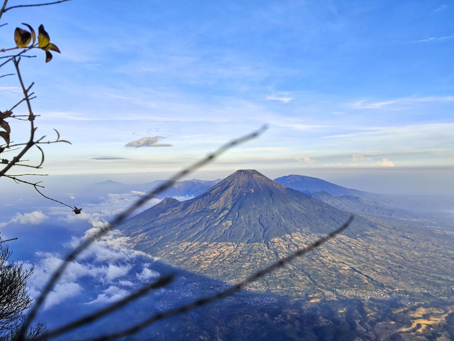 12 Puncak Gunung Tertinggi di Indonesia yang Paling Indah